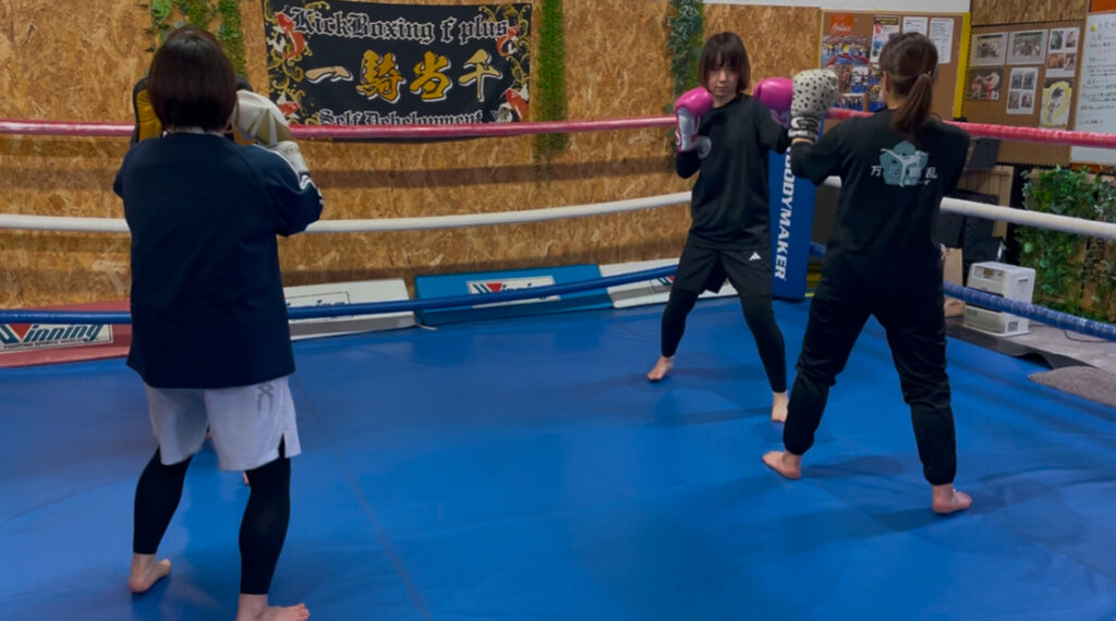 しなやかにキック | fitness kickboxing fplus